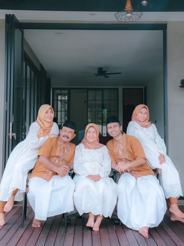 8 Ide Pose Foto Bersama Lebaran Ini Bikin Pede, Nggak Mati Gaya