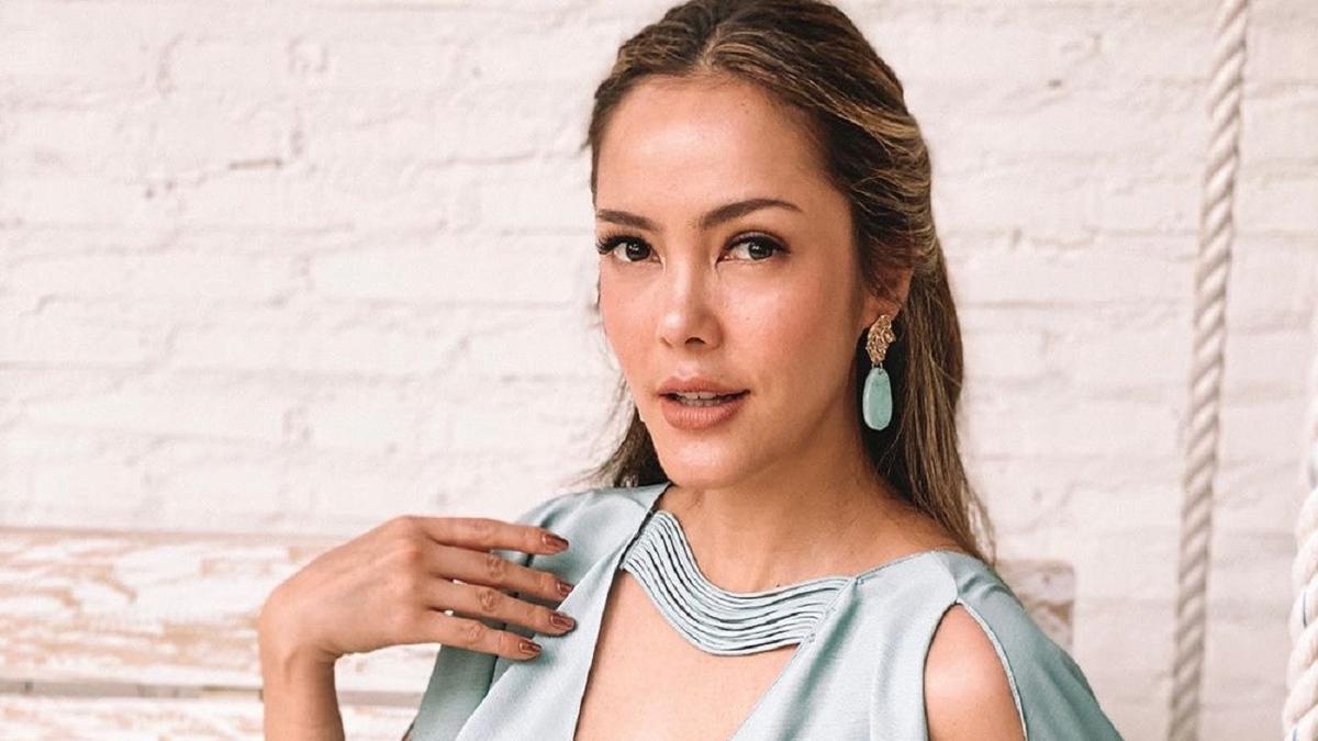 Perjuangan Cathy Sharon demi Menikmati Cantiknya Bukit Mantar Sumbawa ...