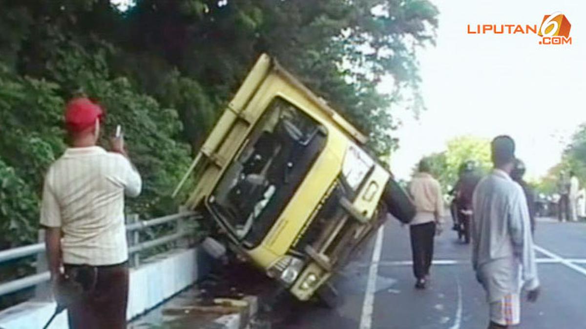 VIDEO: Sopir Ngantuk, Bus Hantam Truk Hingga Masuk Jurang - News ...