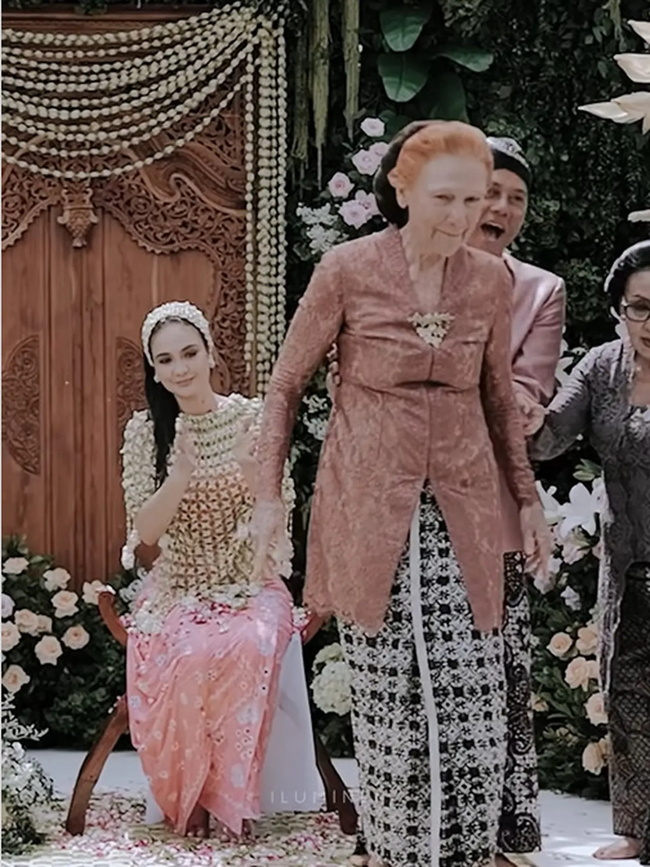 Potret Ayu Ibu Luna Maya Saat Siraman Sang Putri di Usia 79 Tahun, Jadi ...