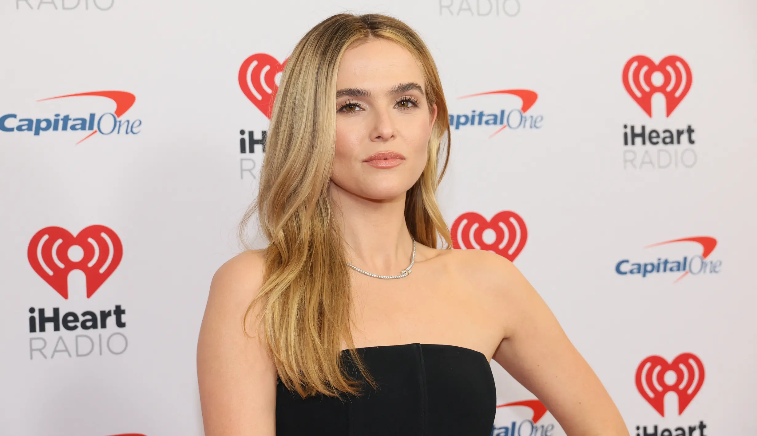 Pesona Zoey Deutch Berbalut Mini Dress Hitam, Makin Seksi - Foto ...