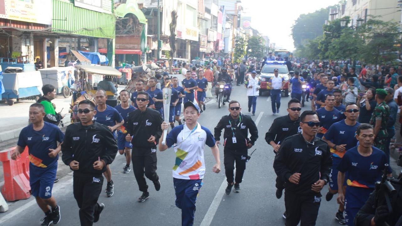 Ikut Pawai Obor Asian Games 2018, Cucu Pendiri Aqua Tunaikan Pesan Sang ...