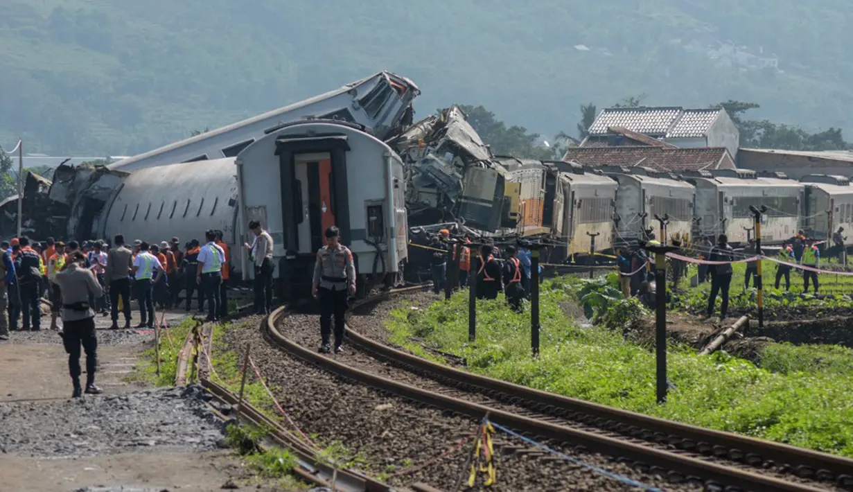 Proses Evakuasi Korban Tabrakan Kereta Turangga dan Bandung Raya di Cicalengka - Foto Liputan6.com