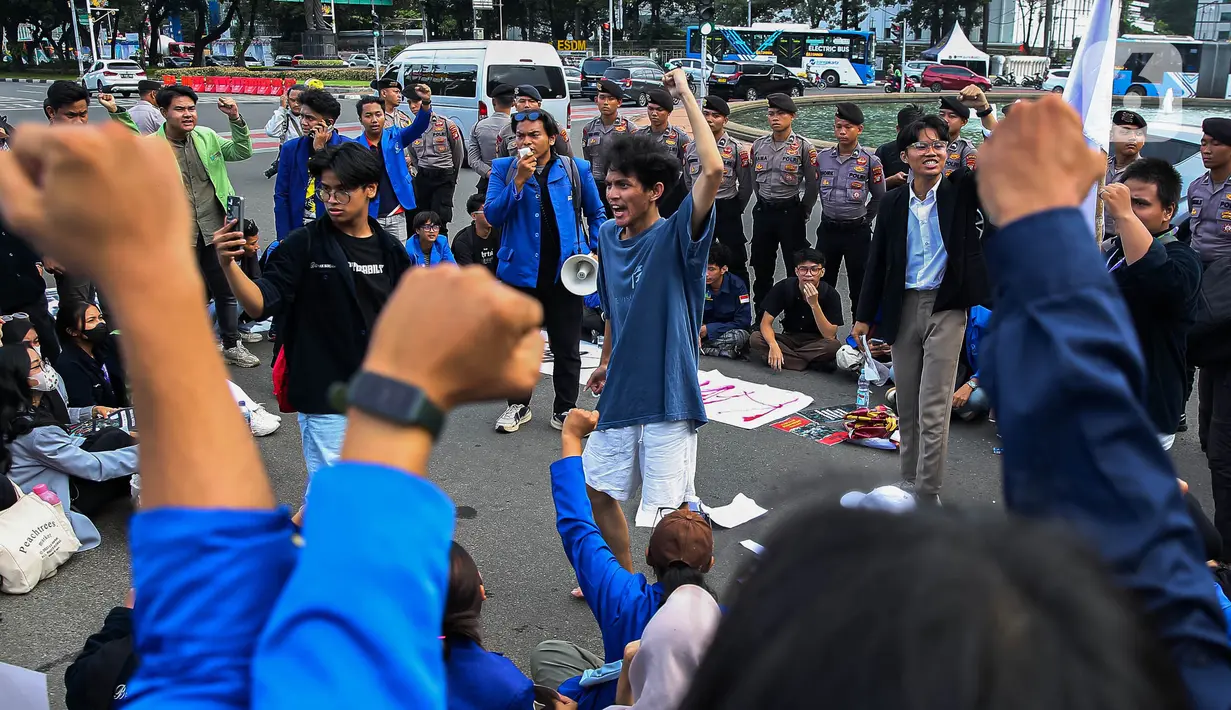 Tolak Penerapan PPN 12 Persen, BEM SI Kerakyatan Berunjuk Rasa di Kawasan Patung Kuda Jakarta ...