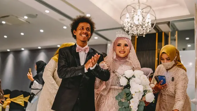 Cantiknya Istri Raim Laode, Sosok yang Jadi Inspirasi Lagu Komang - Entertainment Fimela.com