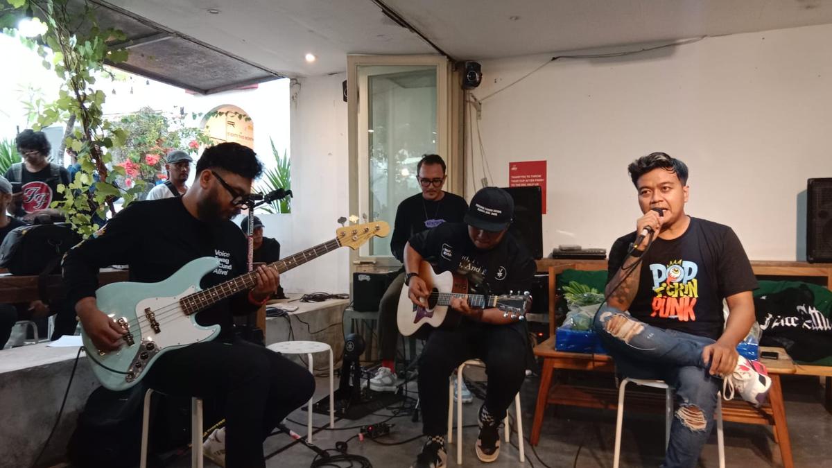 Gebrakan Baru Karnamereka, Band yang Viral Setelah Video Single Ayah ...