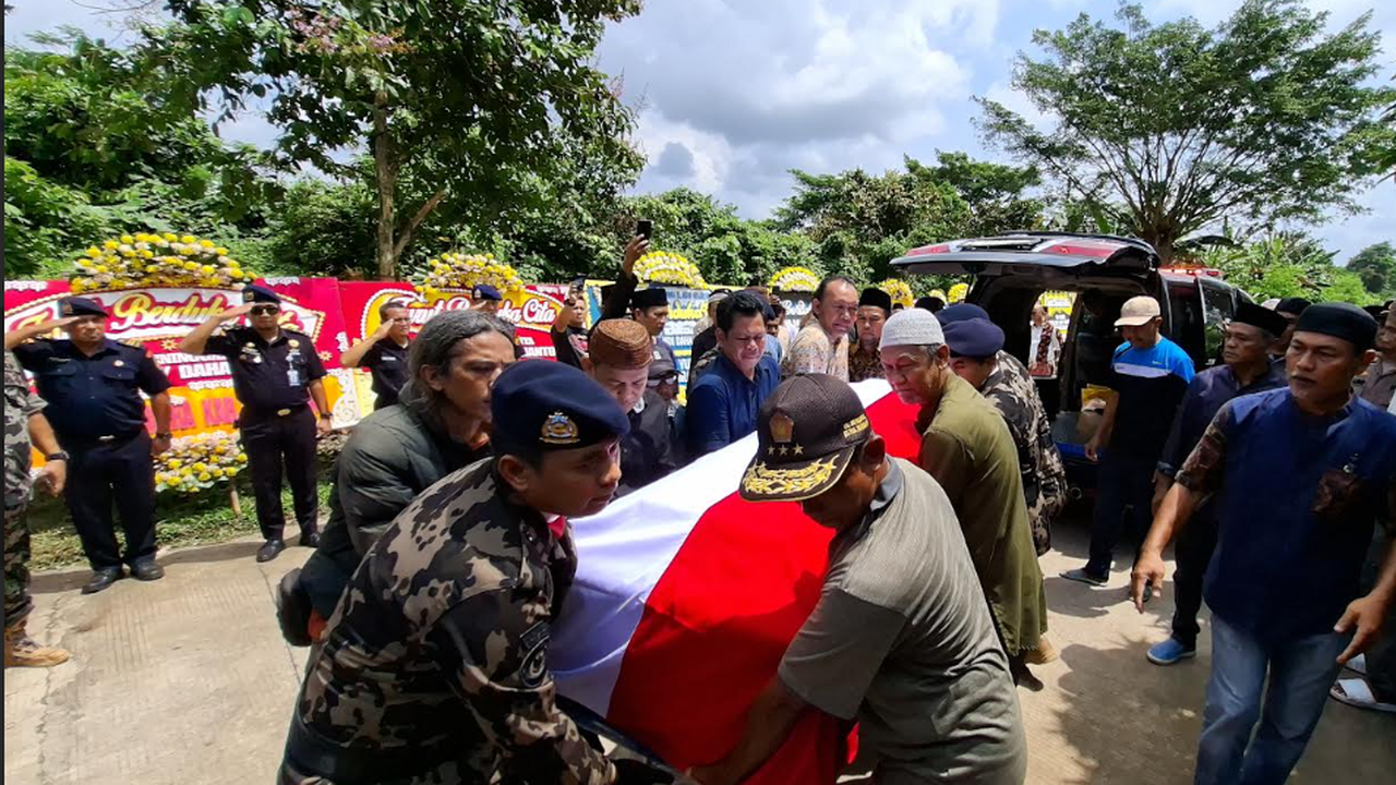 Pesawat ATR Jatuh: Jenazah Kapten Andy Tiba di Rumah Duka, Banyak ...