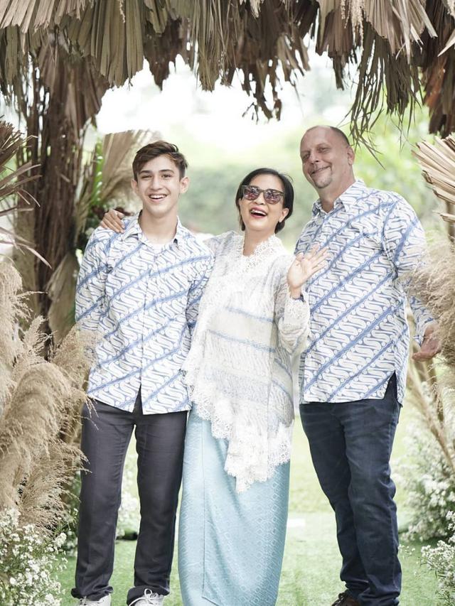 6 Potret Kebersamaan Oppie Andaresta dan Putranya, Curi Perhatian - Hot ...