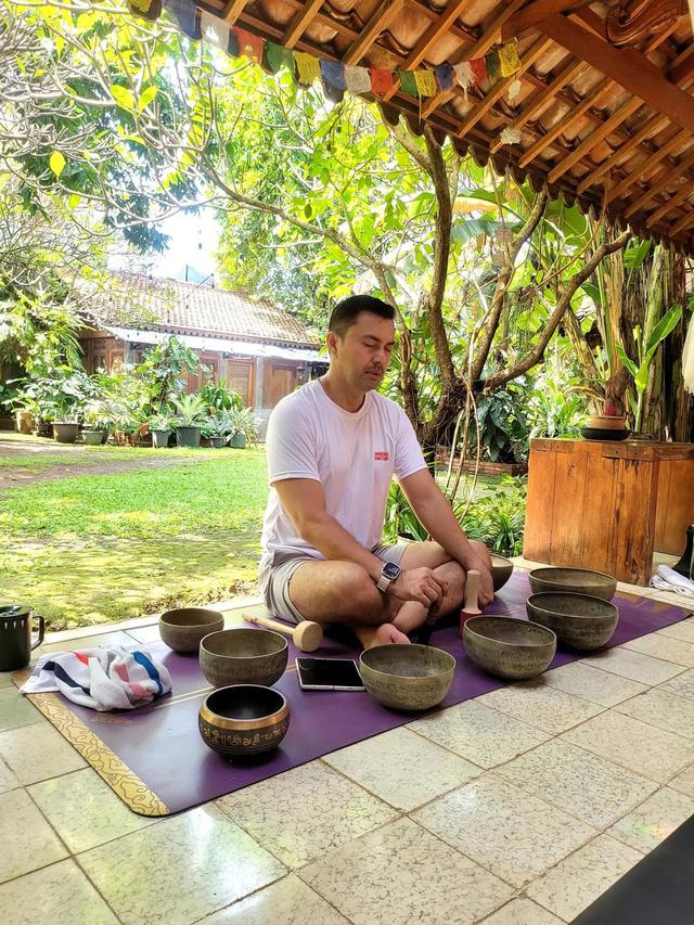 5 Potret Anjasmara Olahraha Yoga, Tampak Awet Muda di Usia Hampir ...