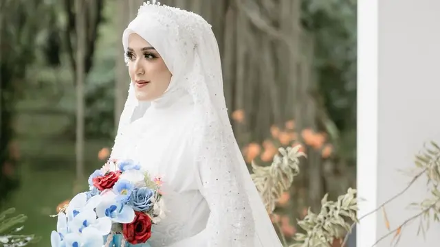 7 Gaya Alya Nabila Istri Gunawan Dwi Cahyo, Inspirasi Pengantin Muslimah 2025 - ShowBiz Liputan6.com