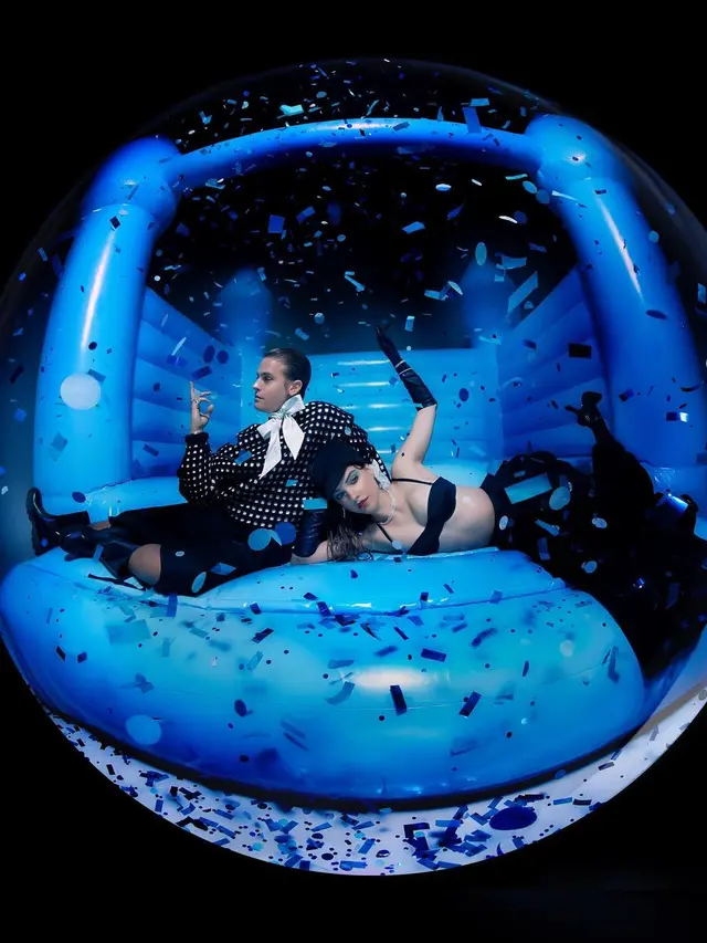 6 Potret Barbara Palvin dan Dylan Sprouse, Resmi Tunangan Setelah 5 Tahun Pacaran - Hot Liputan6.com