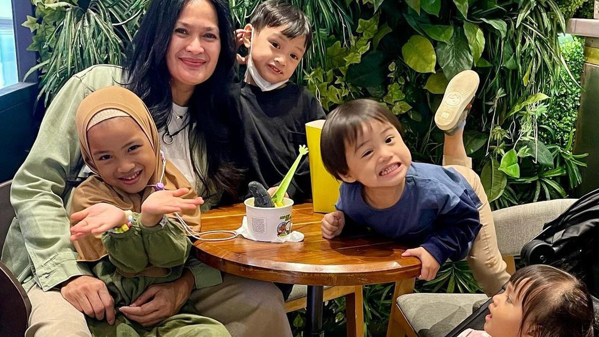 Dekat dengan Menantu, Potret Donna Harun Bersama Cucunya, Berharap ...