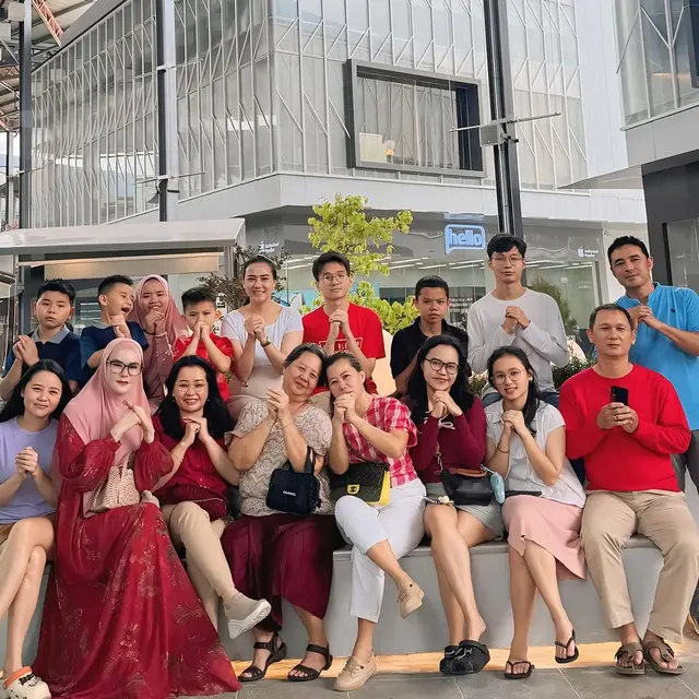 Potret 6 Artis Mualaf Rayakan Imlek 2025, Larissa Chou Kompak dengan ...