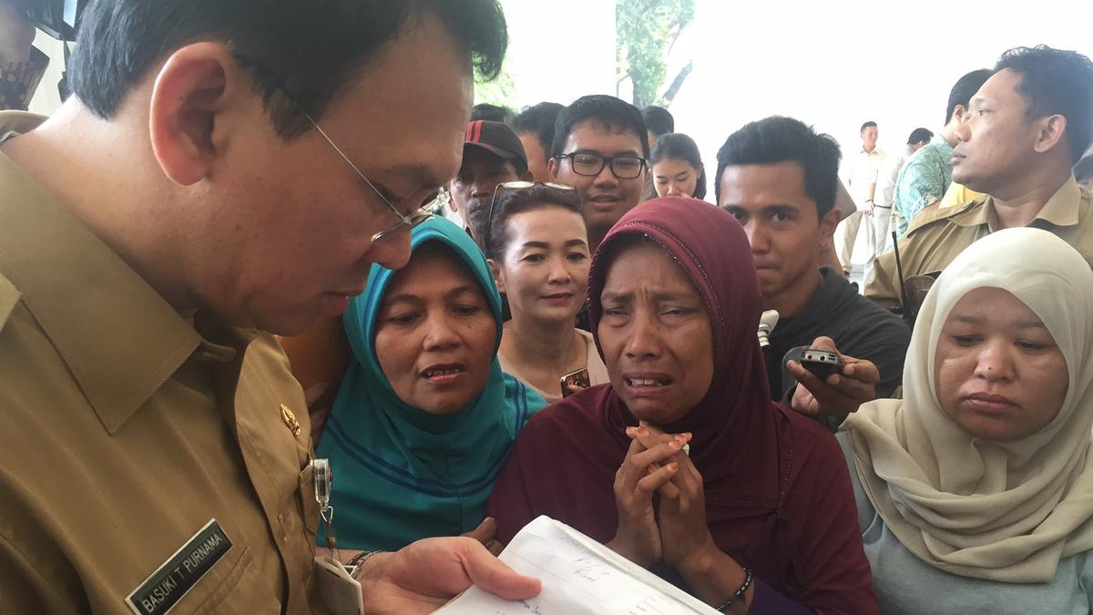 Sambil menangis, Seorang Warga Bukit Duri Minta Rusun ke Ahok - News ...