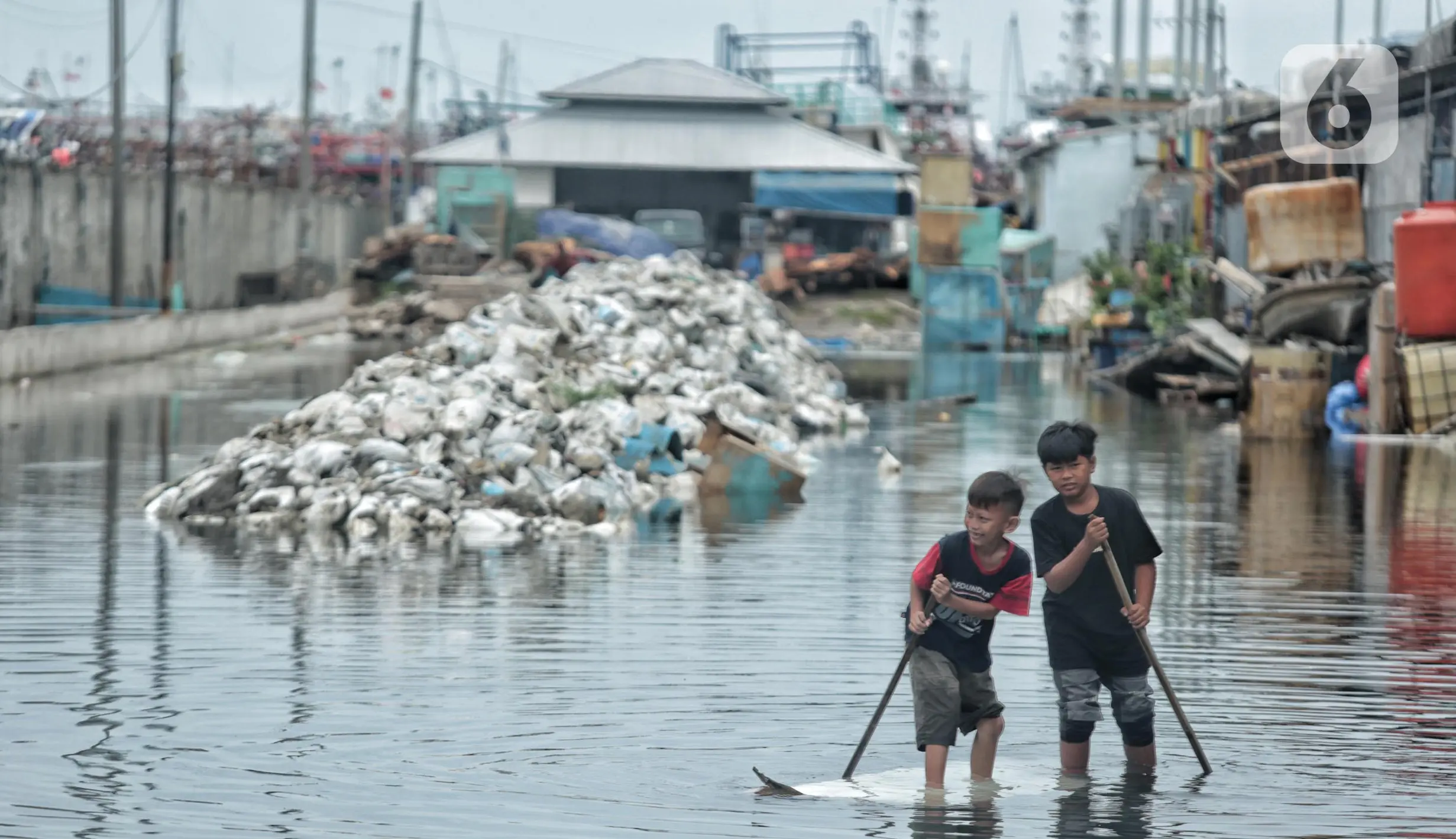 Waspada Banjir Rob di Pesisir Jakarta hingga Akhir Tahun - Foto Liputan6.com