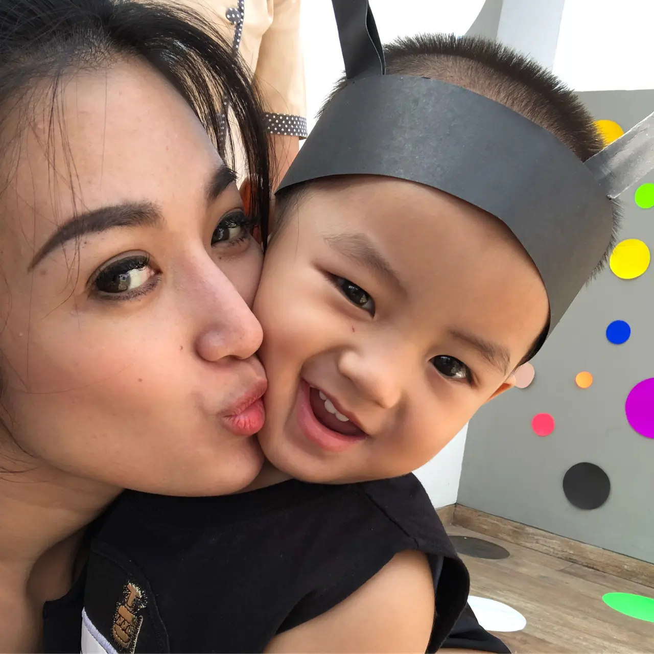 Jadi Hot Mama, Ini 6 Momen Sylvia Fully Momong Buah Hati - Hot Liputan6.com