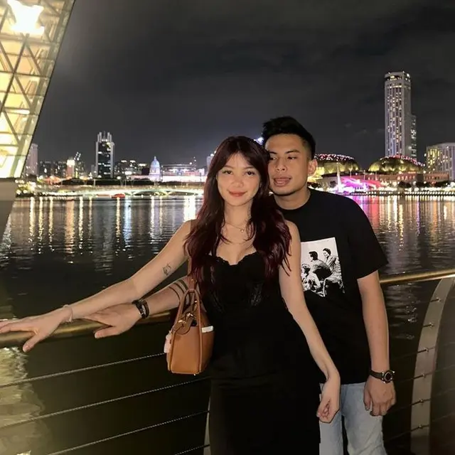 6 Potret Kebersamaan Okin dengan Pacar Barunya Saat Liburan di Singapura - Entertainment Fimela.com