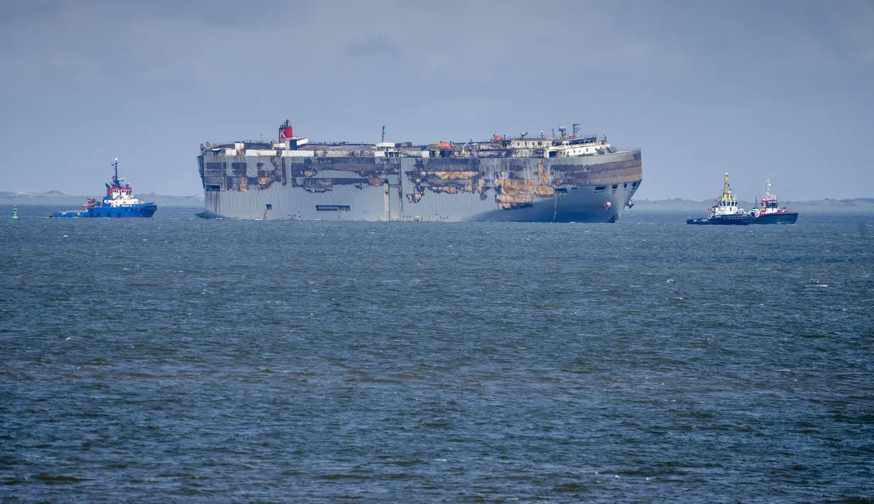 Terbakar Selama Seminggu, Kapal Kargo Bermuatan Mobil di Laut Utara Akhirnya Ditarik ke ...