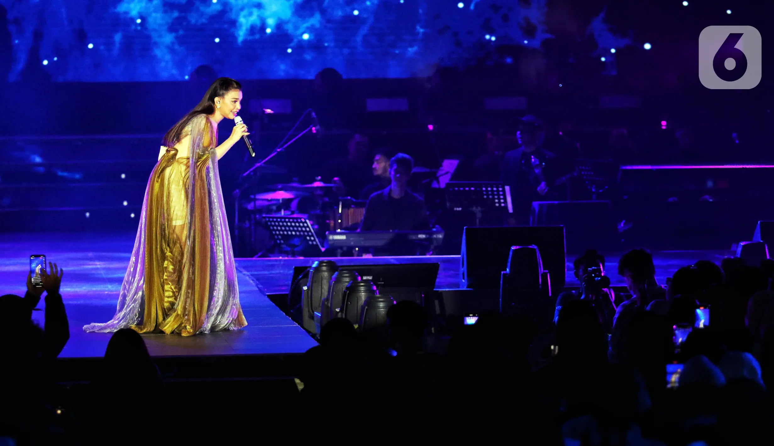 FOTO: Rossa Tampil Memukau dalam 25 Shining Years Concert - Foto ...