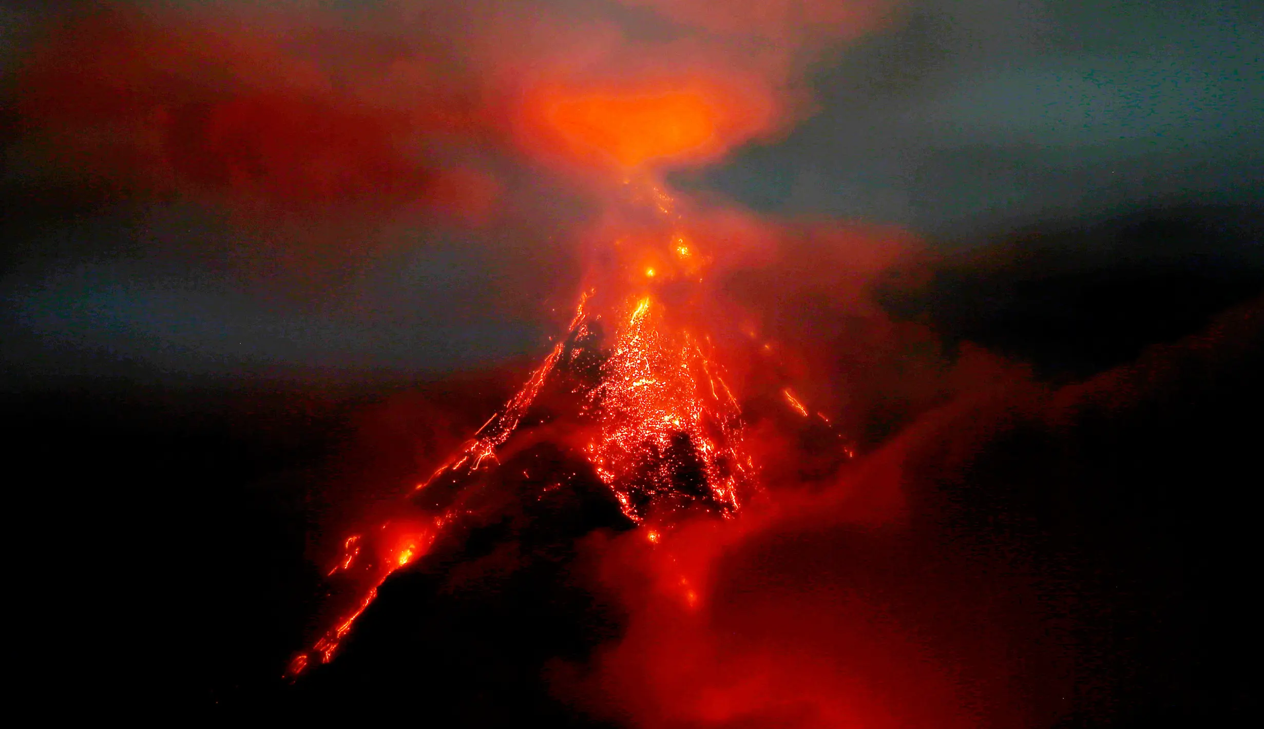 FOTO: Pesona Gunung Mayon Saat Semburkan Lava Panas - Foto Liputan6.com