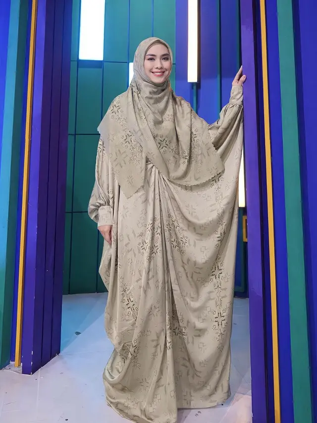5 Rekomendasi Gamis Sage Green Terbaru, Intip Gaya Elegan Shireen ...