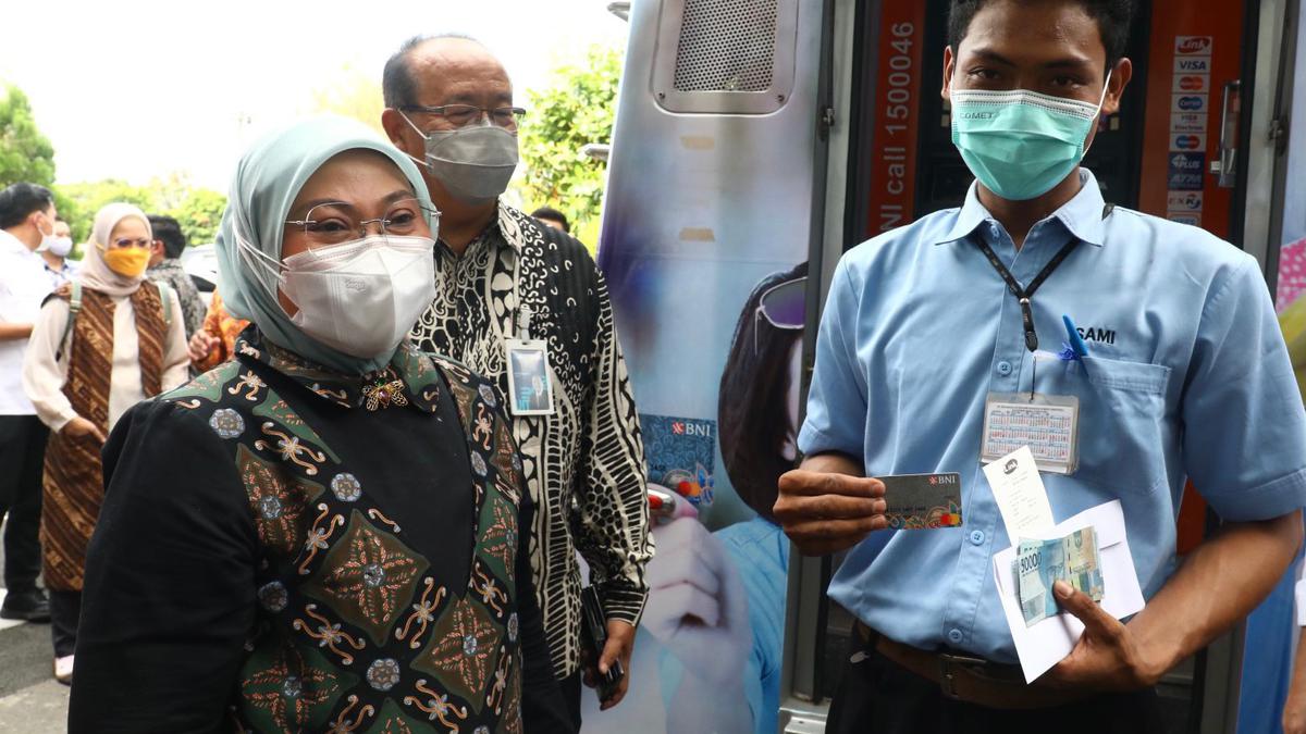 Kunker ke Semarang, Menaker Tinjau Aktivasi Rekening Pekerja Penerima ...