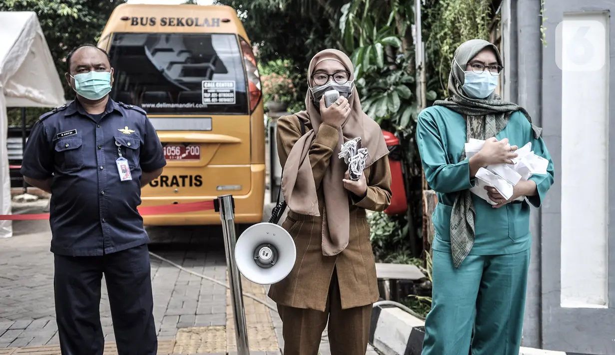 FOTO: Bus Sekolah Evakuasi Pasien COVID-19 ke Wisma Atlet - Foto ...