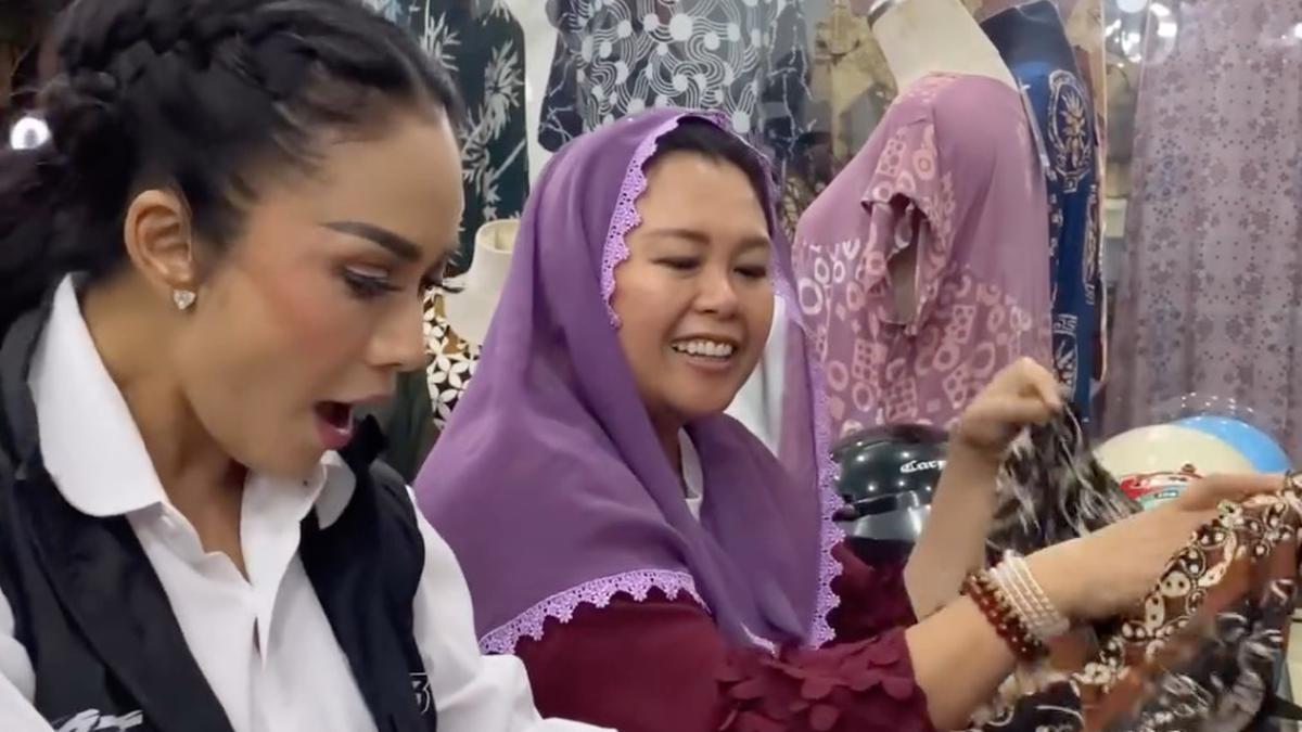 6 Potret Krisdayanti dan Yenny Wahid Jalan-jalan ke Malang, Ngopi ...