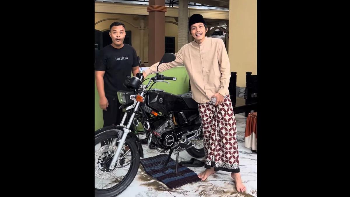 Gus Iqdam Semringah Dapat Hadiah Yamaha RX King - Otomotif Liputan6.com