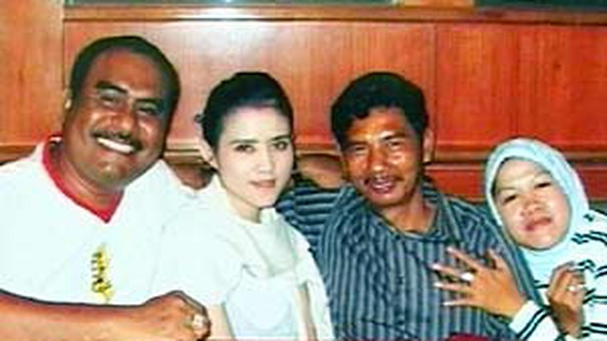 Angel-Aman Diimbau Menikah Resmi - ShowBiz Liputan6.com