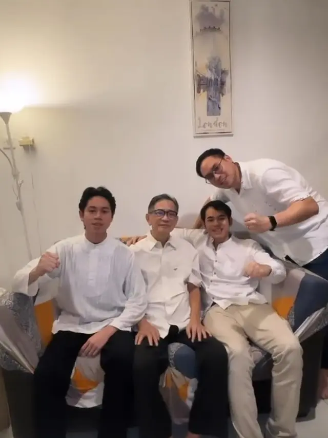 7 Potret Terbaru Ray Sahetapi Usai Stroke, Jalani Lebaran Bareng ...