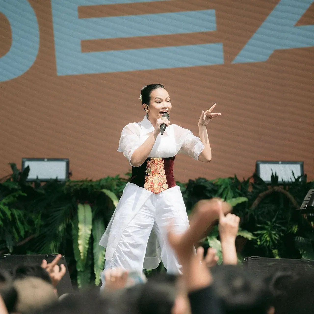 4 Potret Yura Yunita Transformasi Jadi Yura Yunited, Manggung Pakai Jersey Manchester United ...