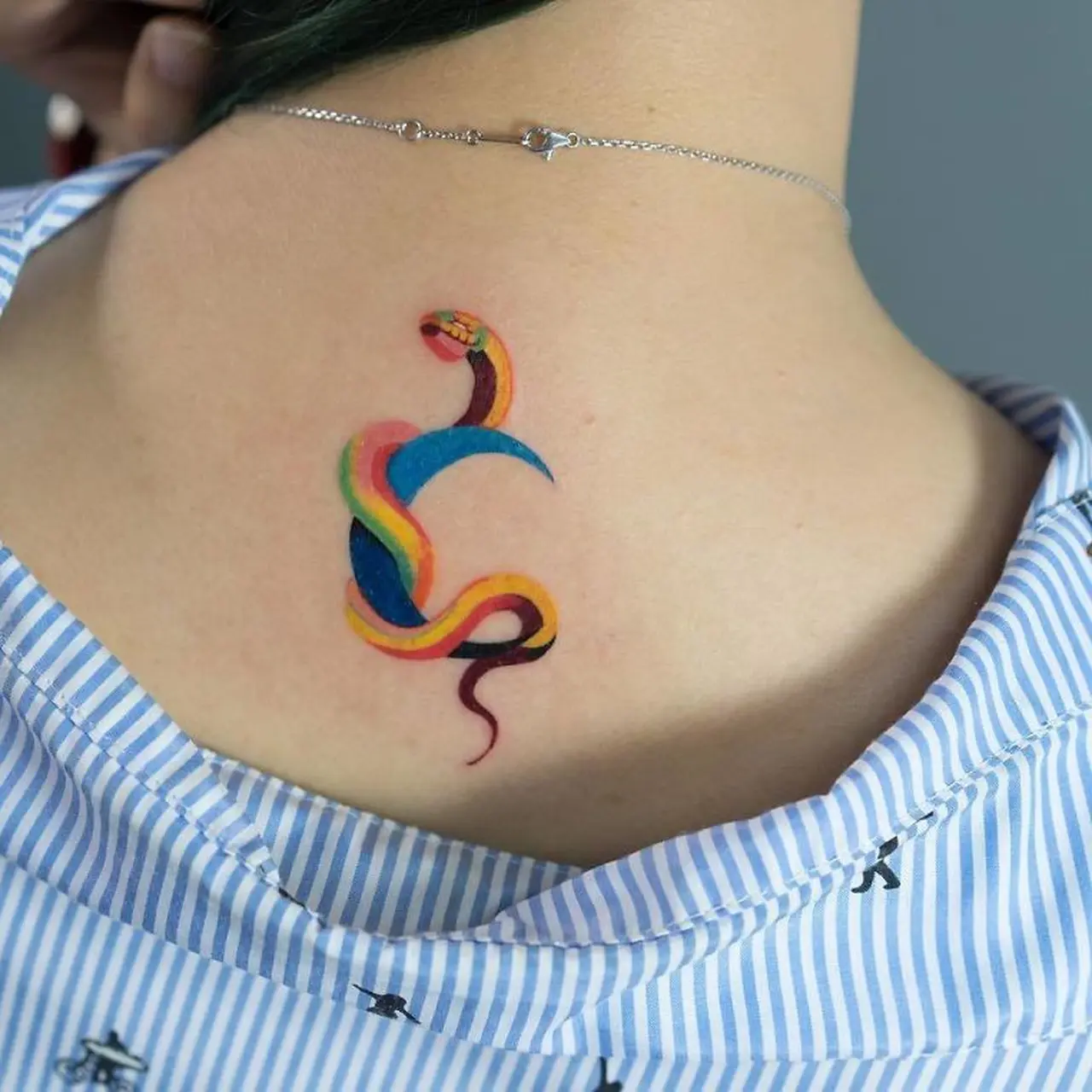 Bukan Hitam, 6 Potret Tato Bentuk Ular Warna-Warni Ini Jauh dari Kata ...