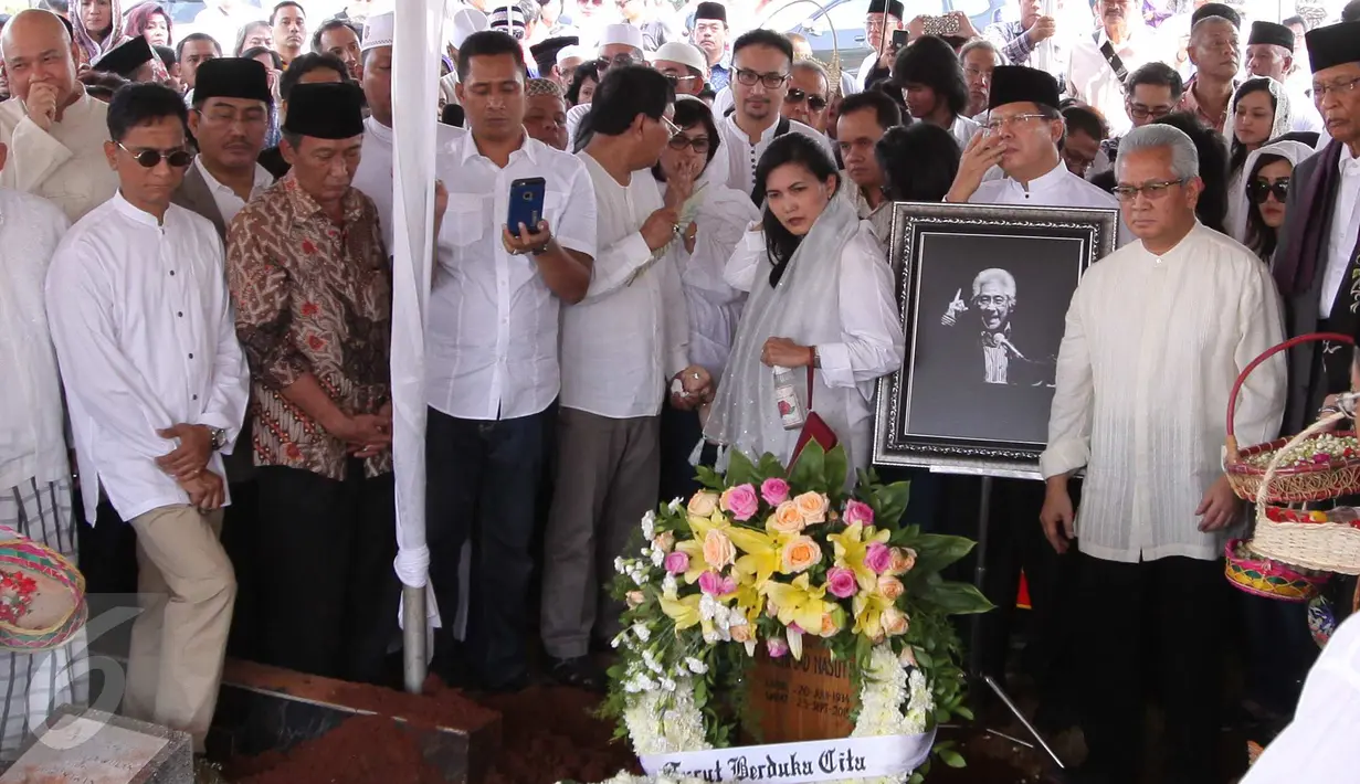 Secara Militer, Darmin Nasution Lepas Adnan Buyung - Foto Liputan6.com