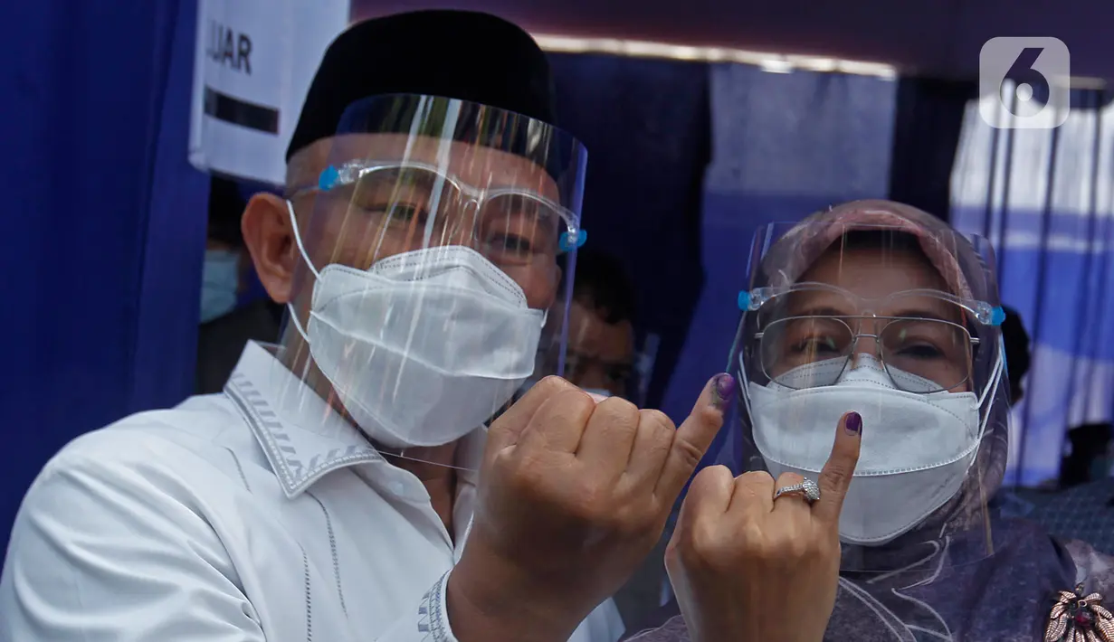 FOTO: Didampingi Istri, Calon Wali Kota Depok Mohamad Idris Nyoblos di TPS 14 Jatimulya - Foto ...