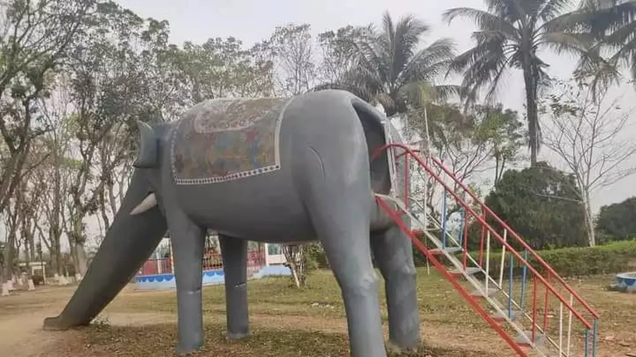 7 Potret Nyeleneh Patung Gajah Ini Bikin Bingung, di Luar Nalar - Hot ...