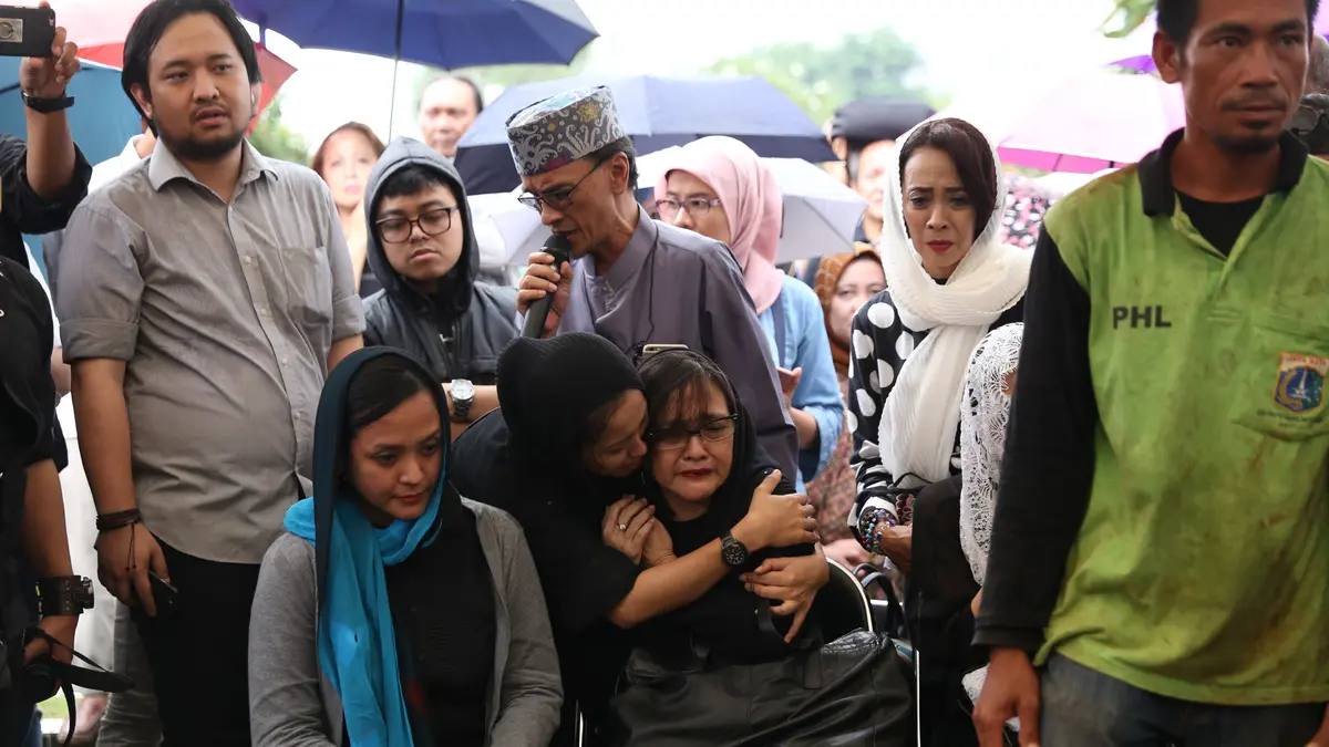 Suasana Hujan dan Isak Tangis Warnai Pemakaman Yockie Suryo Prayogo ...