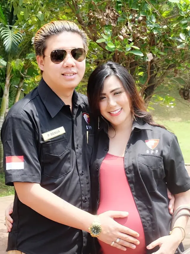 Baru Melahirkan, Rey Utami Sudah Asyik Jalan-Jalan - ShowBiz Liputan6.com