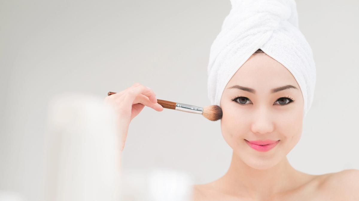 3 Manfaat Primer Makeup yang Tak Boleh Diabaikan, Bikin Riasan Makin ...