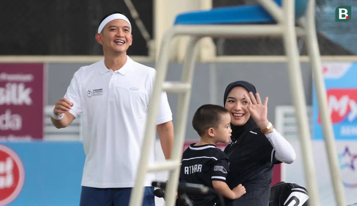 Foto: Momen Manja Rezky Aditya dan Istri di Pertandingan Tenis Putra ...