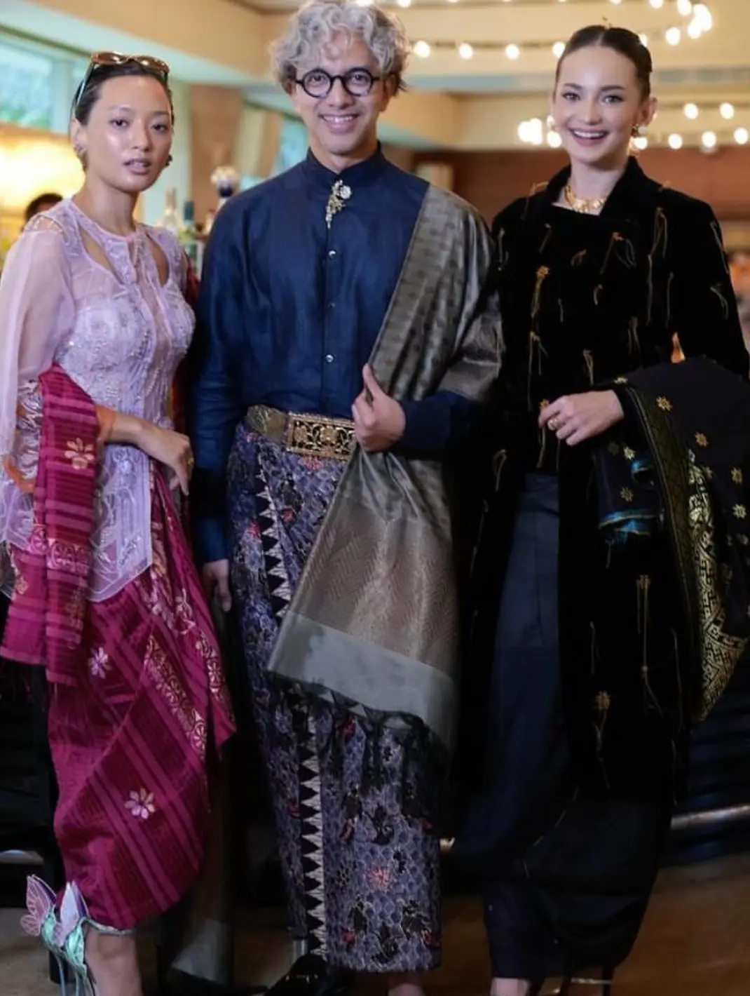 6 Gaya Enzy Storia Kenakan Kebaya Coat dan Selendang Kain Tenun Riau ...