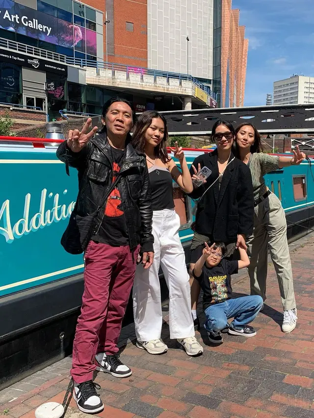 7 Potret Bimbim Slank Liburan Bareng Keluarga ke Inggris, Kompak Banget - Hot Liputan6.com