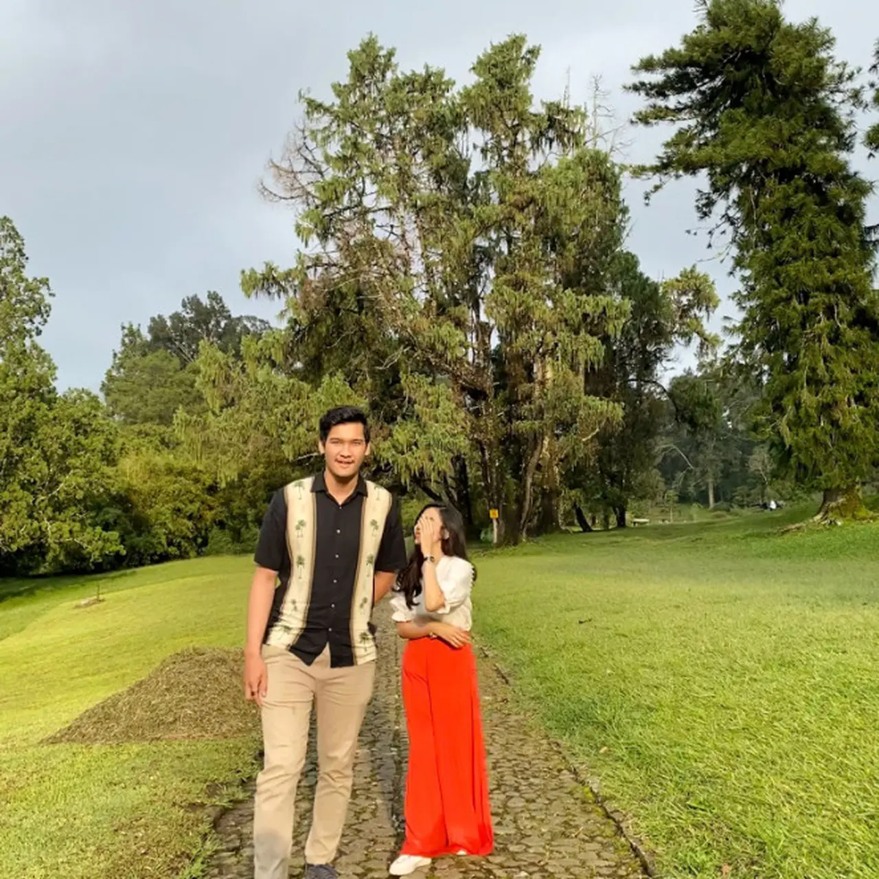 6 Potret Cewek Punya Pacar Tinggi Ini Curi Perhatian, Jadi Mudah ...