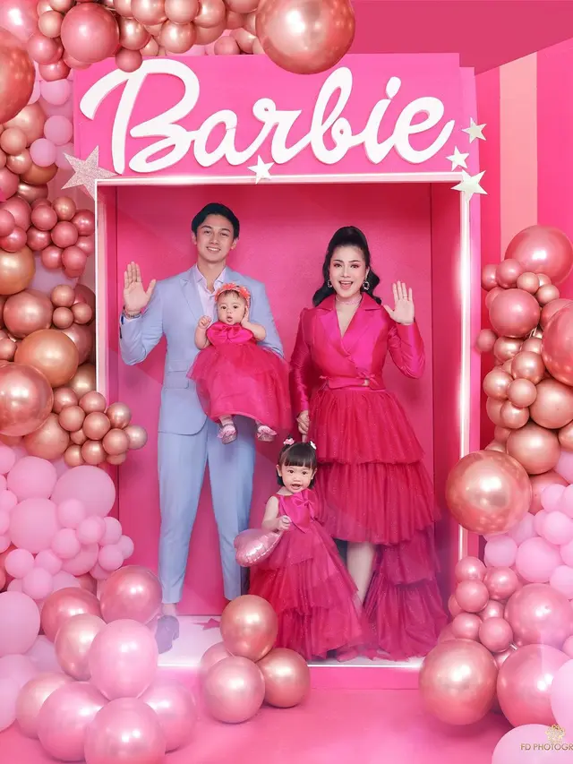 6 Gaya Felicya Angelista Photoshoot Barbie Bareng Keluarga, Ekspresi ...
