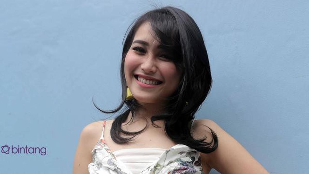 Gara-gara Pamer Paha, Ayu Ting Ting Dihujat - Entertainment Fimela.com