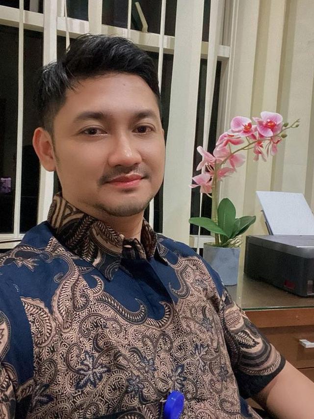 Angga Wijaya Pamer Cincin Usai Dewi Perssik Tunjukkan Pemberian dari ...