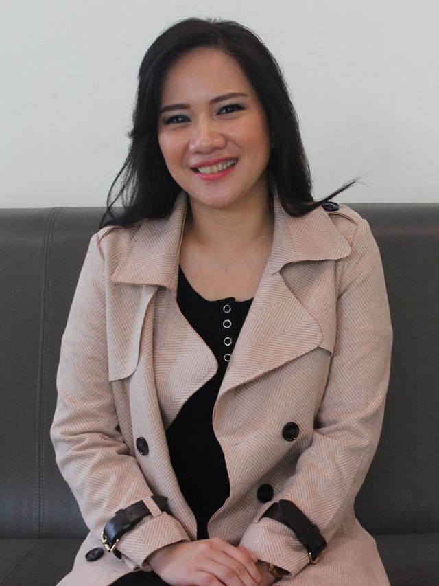 Liza Runtu Buka Trilogi Soundtrack Novelnya dengan Aku, Kau dan Dia - ShowBiz Liputan6.com