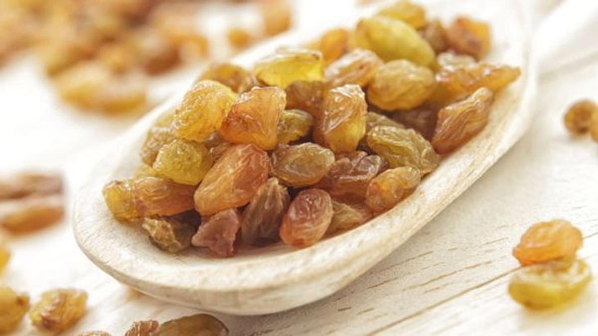 Temukan 6 Manfaat Sehat Saat Konsumsi Kismis Setiap Hari - Health ...