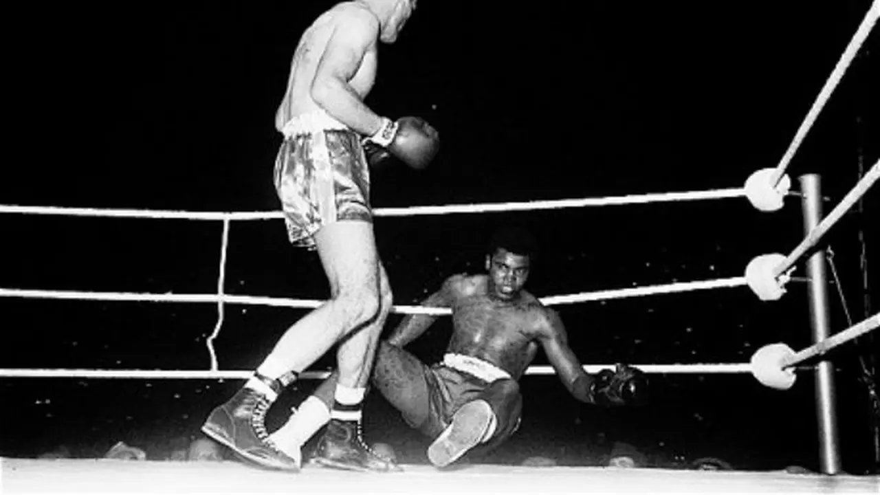 Sarung Tinju Sobek dan Kelicikan Muhammad Ali di Atas Ring - Bola ...