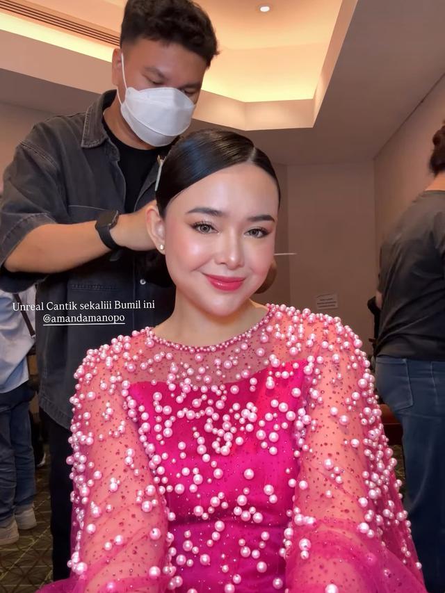 5 Potret Detail Mini Dress Pink Amanda Manopo, Baby Bump Curi Perhatian